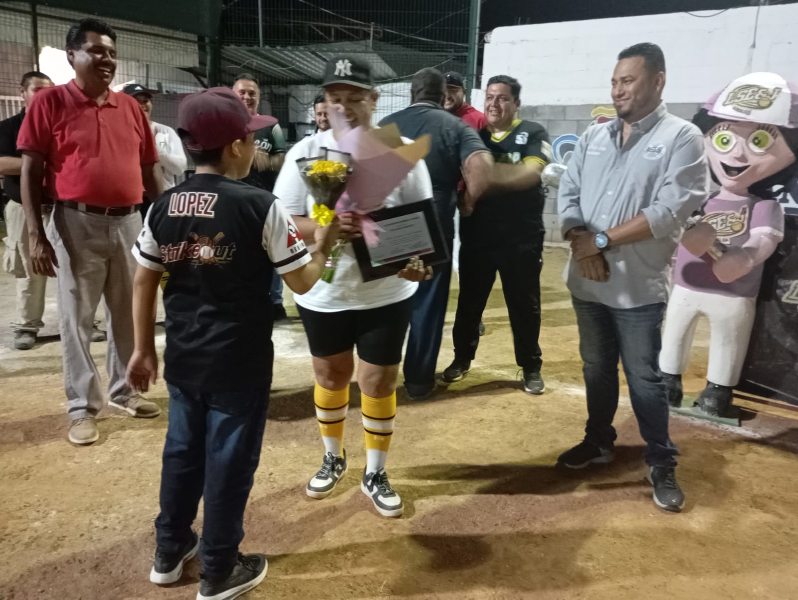 Homenajean a Adriana Corrales en estatal de softbol femenil ...
